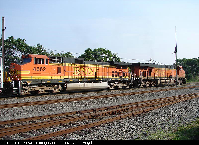 BNSF 4562